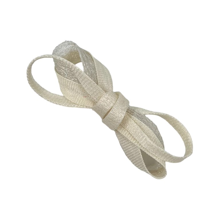 IVORY MAŠNA FASCINATOR