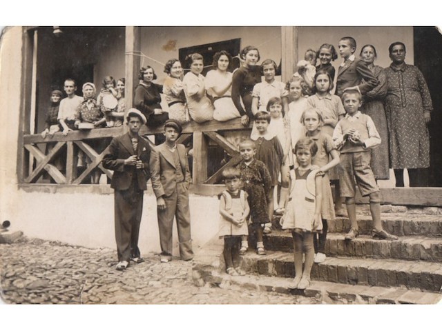 Stara fotografija foto Rekord Kruševac, ljudi na tremu