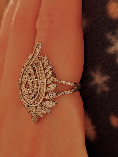 Prelep srebrni prsten sa kristalima