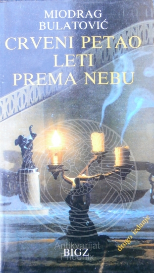 Crveni petao leti prema nebu