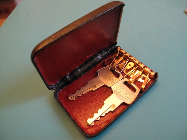 Stara čvrsta futrola za ključeve