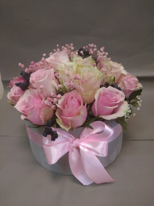 Isporuka cvetnog aranžmana roze i bele ruže. Aranžman br. 279
