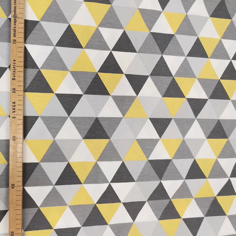 Dekor platno žuto sivi trouglovi