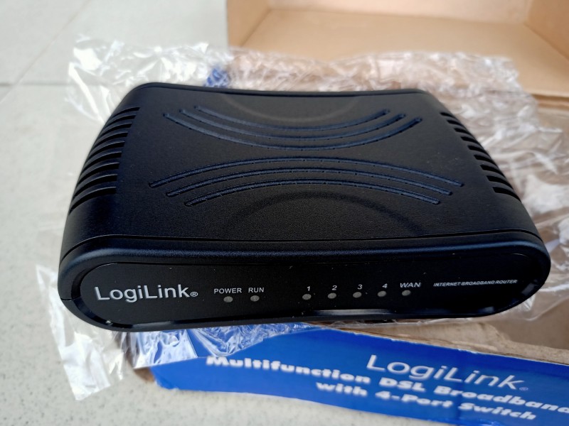 LogiLink ruter sa 4 switch-@