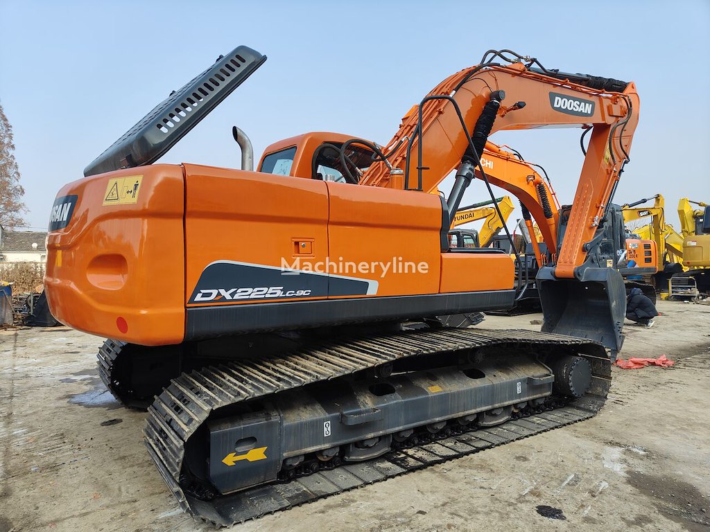 Doosan DX225 bager guseničar