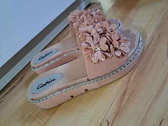 Roze papuče sa cvetnim detaljima