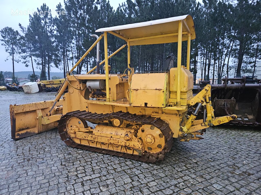 Komatsu D30 buldožer