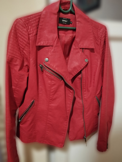 Prelepa crvena prolećna jakna
