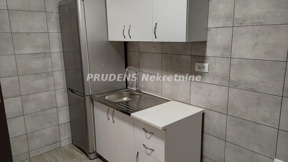 Izdavanje, poslovni prostor, 70m2, Surčin, Beograd