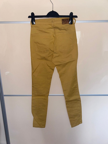 Zute pantalone