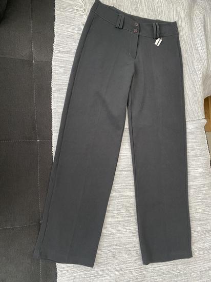 Nove pantalone sa etiketom