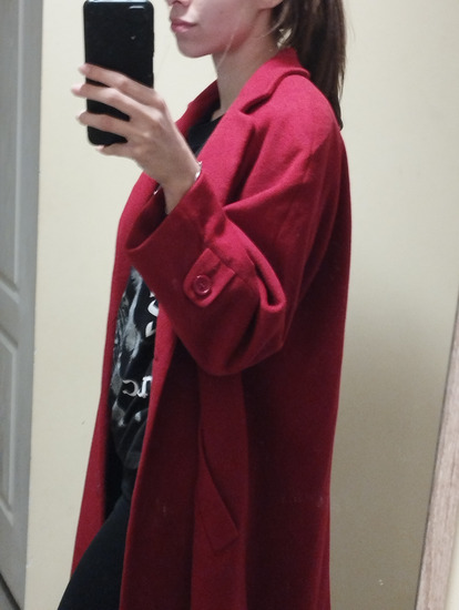 Odličan dugački crveni kaput