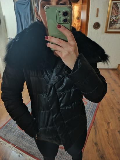 Zimska jakna u M velicini sa prirodnim krznom