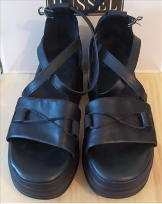 Kožne crne sandale Tamaris nove