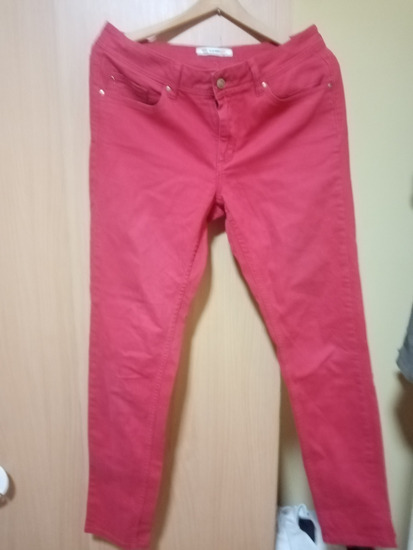 Nove crvene pantalone