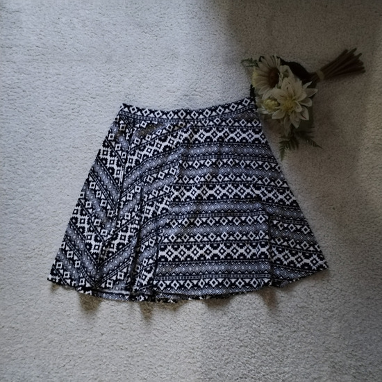 H&M crnobela mini suknja