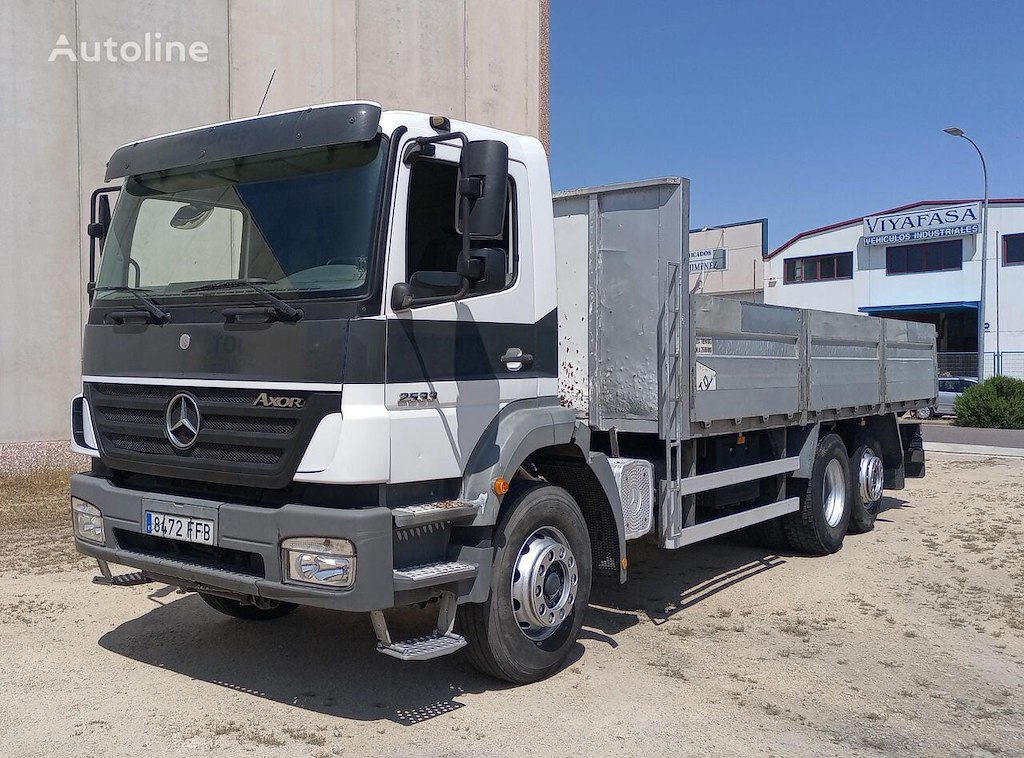 Mercedes-Benz Axor 2533 kamion s ravnom platformom