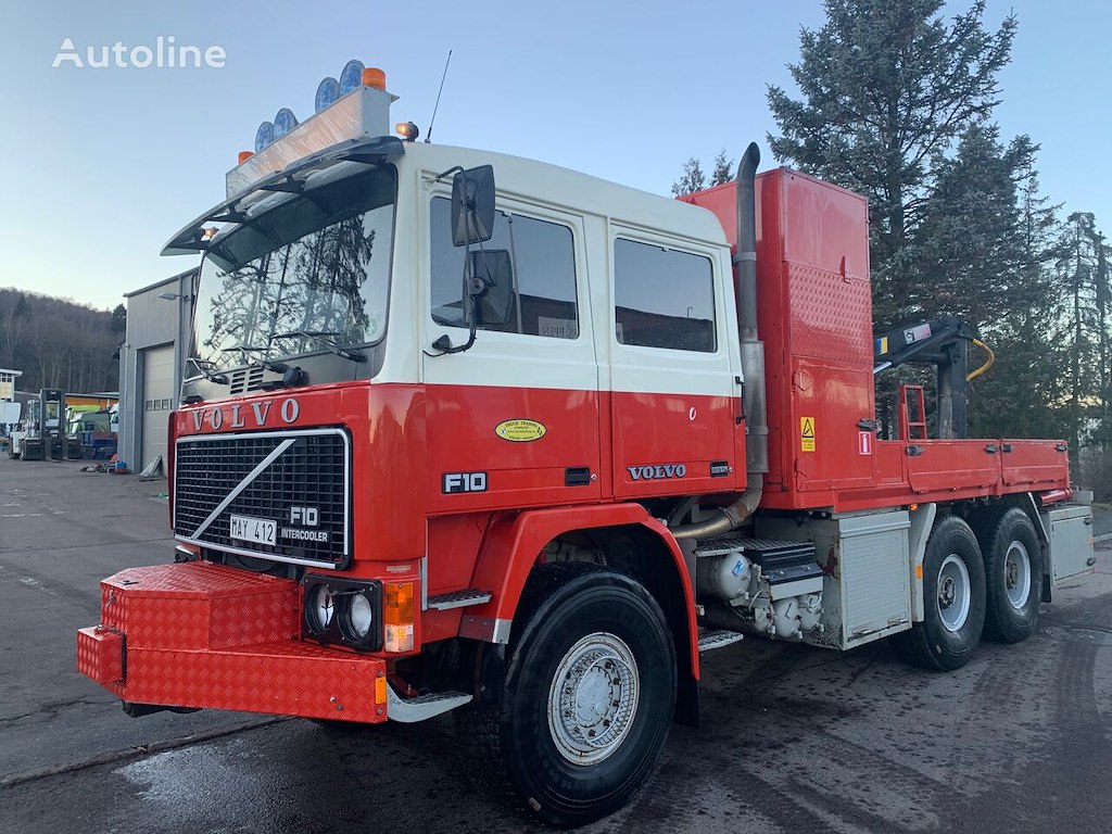 Volvo F10 6x6 with crane kamion platforma