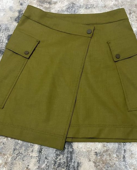 Khaki suknja sa asimetricnim kopcanjem