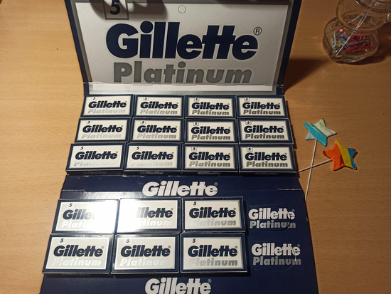 GILLETTE PLATINUM žileti 190 komada (2000/1500din)