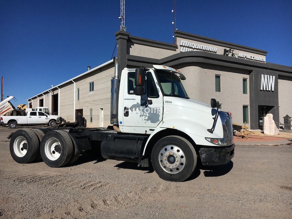 International 8600 6X4 tegljač