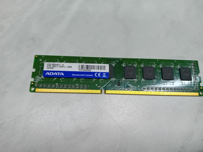 ddr3 4gb Adata 1600mhz ispravna