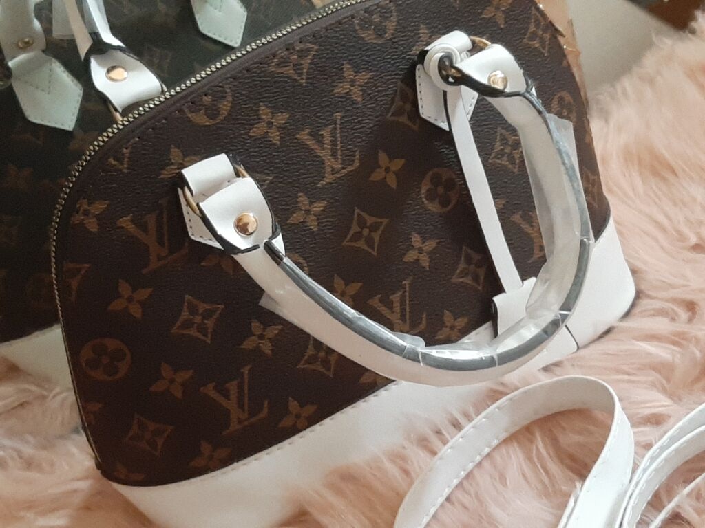 Louis Vuitton braon torba sa belim detaljima. Prelepa torba, ekstra