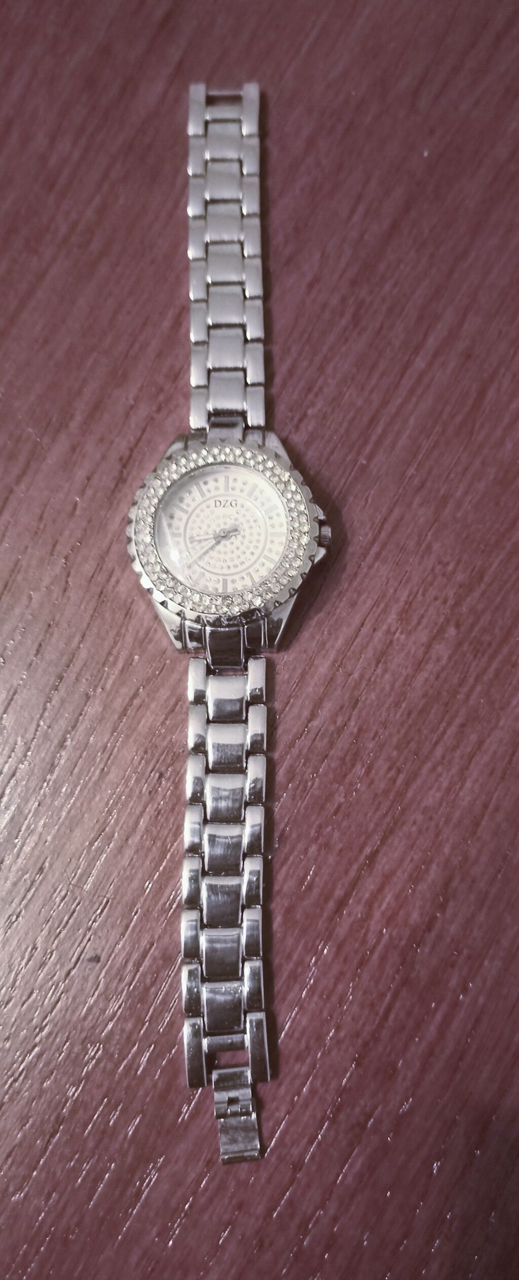 NOV ženski ručni sat. jako lepo izgleda, prikladno za poklon