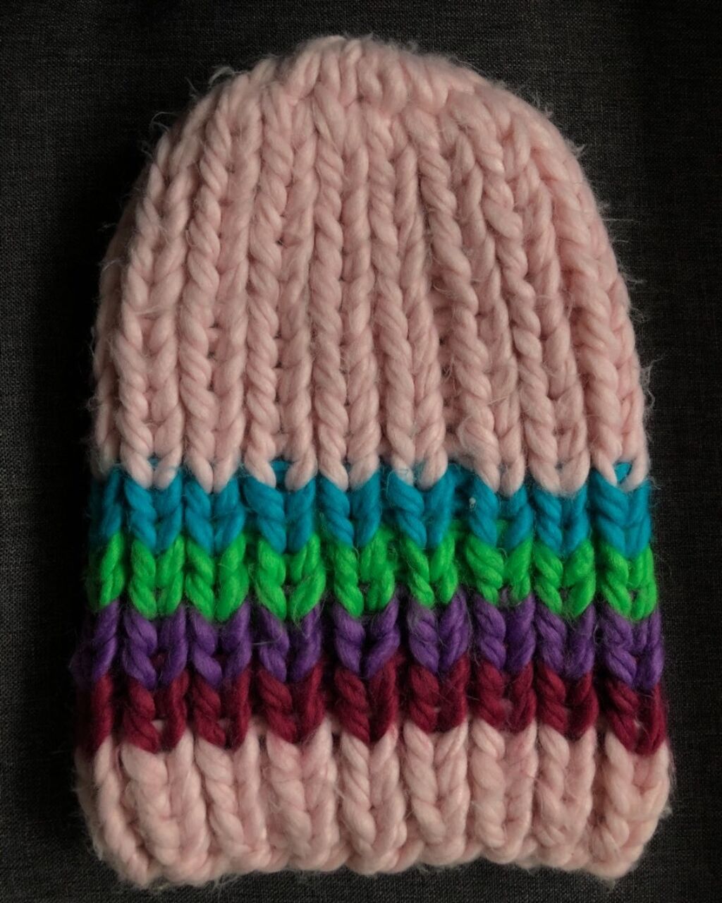 Pletena kapa marke Zara, pastelno roze boje sa šarenim detaljima, u