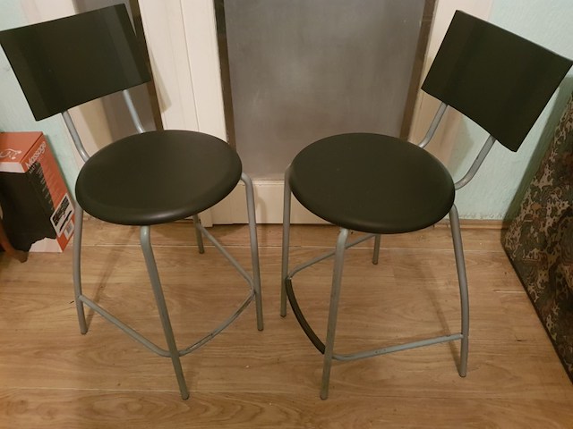 Kuca - crna barska stolica sa tvrdim naslonom IKEA