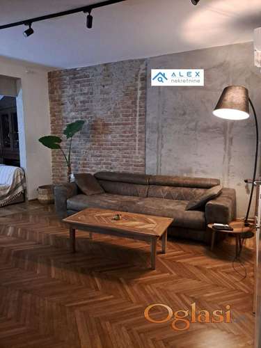 Prelep trosoban stan sa pogledom na ceo grad