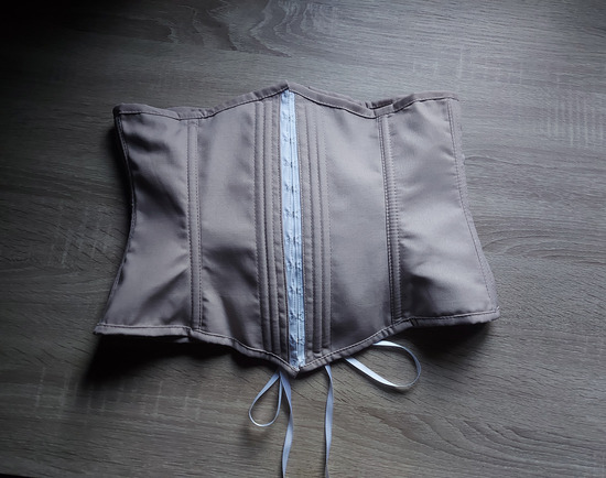 Krem duži underbust korset sa kopčicama