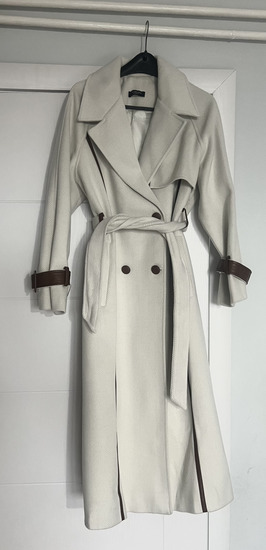 Fashion Hunters beli kaput sa kožnim detaljima