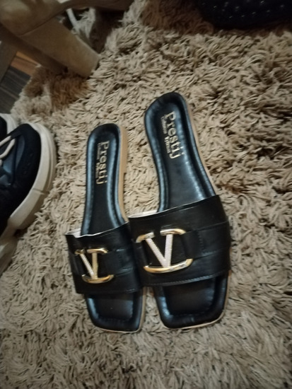 Papuce ravne sa V oznakom u boji zlata