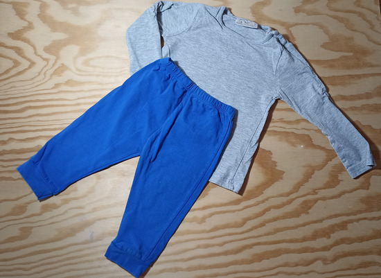 Siva bluza i plave pantalone