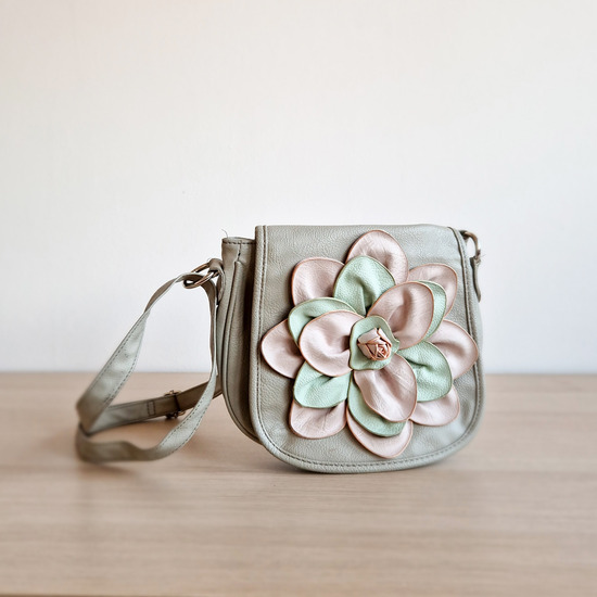 Bež torbica sa mint i roze laticama cveta