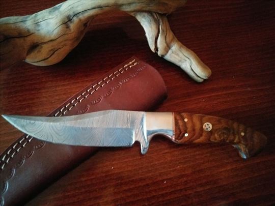 Nož Damaskus čelika sa drškom ružinog drveta