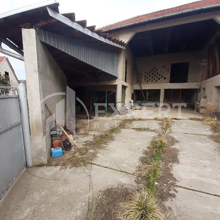 Odličan, pomoćni ekonomski objekat, 176m2, na placu 2. 75ari, ozakonjen, Čečina