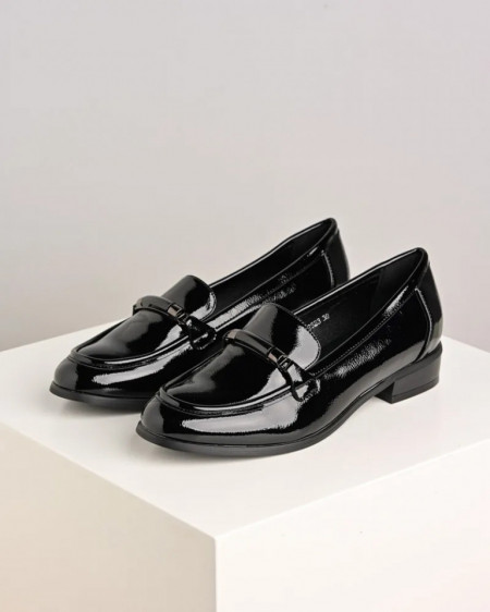 Lakovane ženske cipele na malu petu C2523 crne