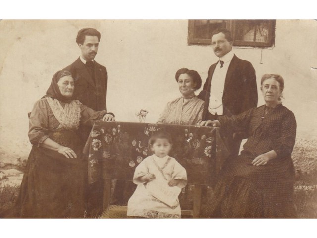 Stara fotografija Guncati 1911.g. porodica ispred kuće