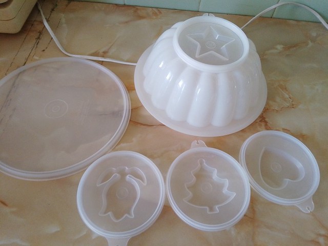 Tupperware kalup sa rupom