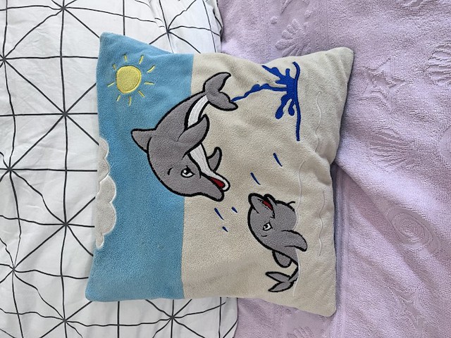 Jastuk sa delfinima