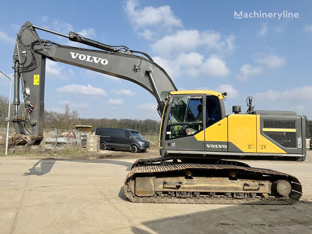 Volvo EC250EL bager guseničar