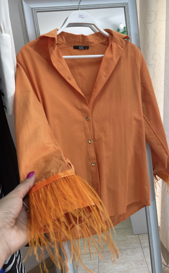 Narandžasta košulja sa perjem na rukavima