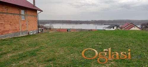 Odlican plac sa pogledom na Dunav