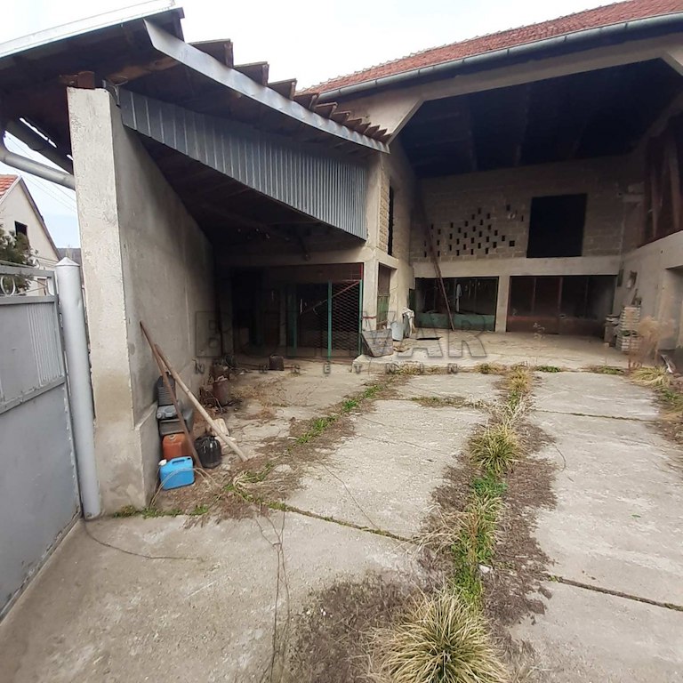 Odličan, pomoćni ekonomski objekat, 176m2, na placu 2. 75ari, ozakonjen, Čečina