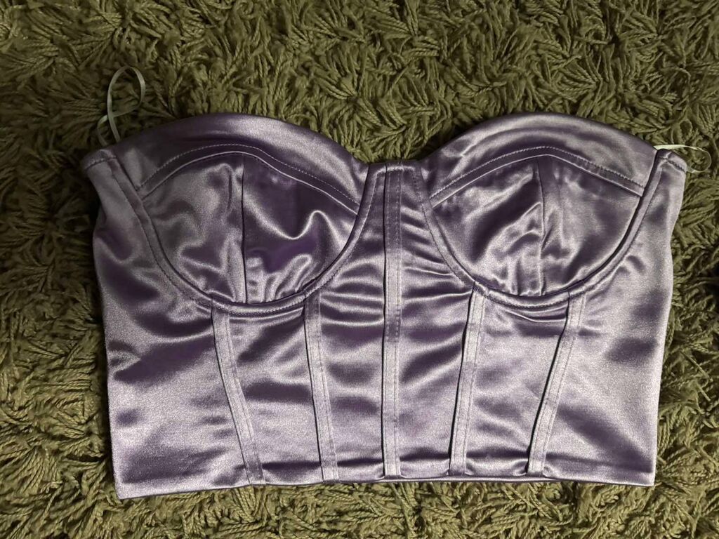 Sladak nežno lila crop top/korset, naznačene veličine 1, poluobim širine dole 34 cm a visina 24 cm.