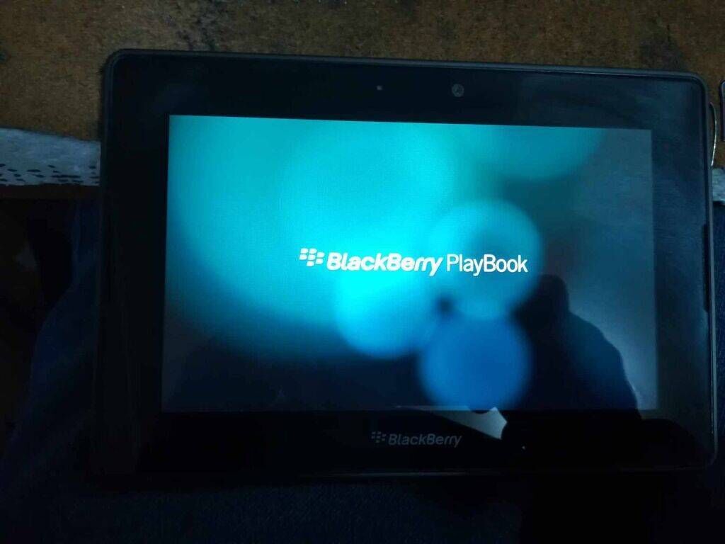 Blackberry play book napunim ga bateriju drzi dobro ali samo stoji