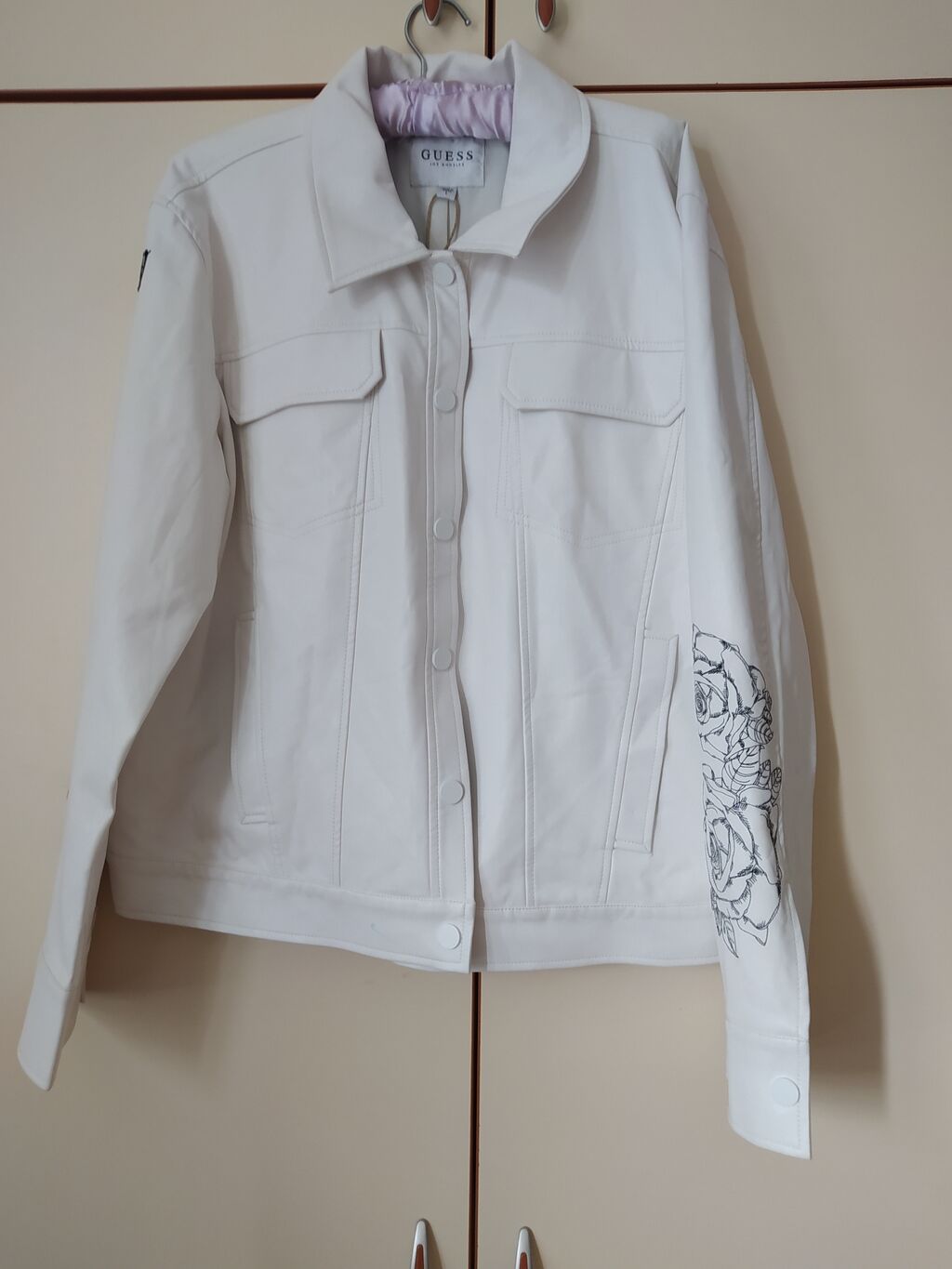 Guess bela univerzalna jakna sa vezenim aplikacijama na