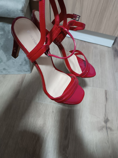 Crvene lakovane sandale